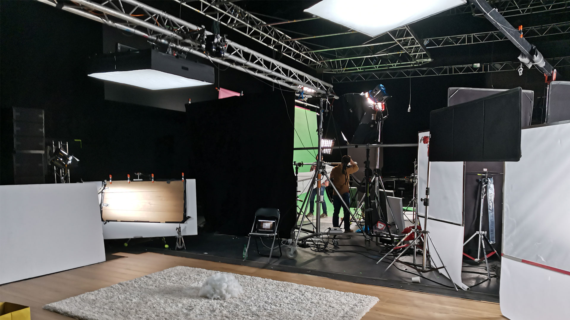 LE STUDIO - Studio Pig Up - Stop Motion - Paper Art